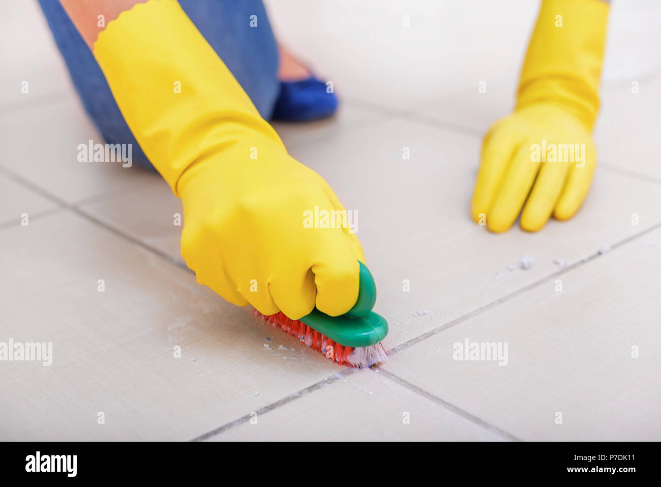 Den boden schrubben -Fotos und -Bildmaterial in hoher Auflösung – Alamy