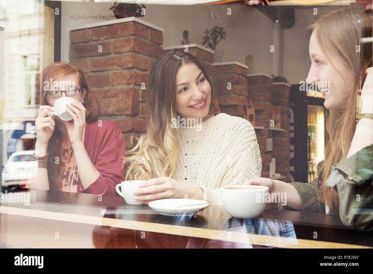 Frauen im café im chat -Fotos und -Bildmaterial in hoher Auflösung – Alamy