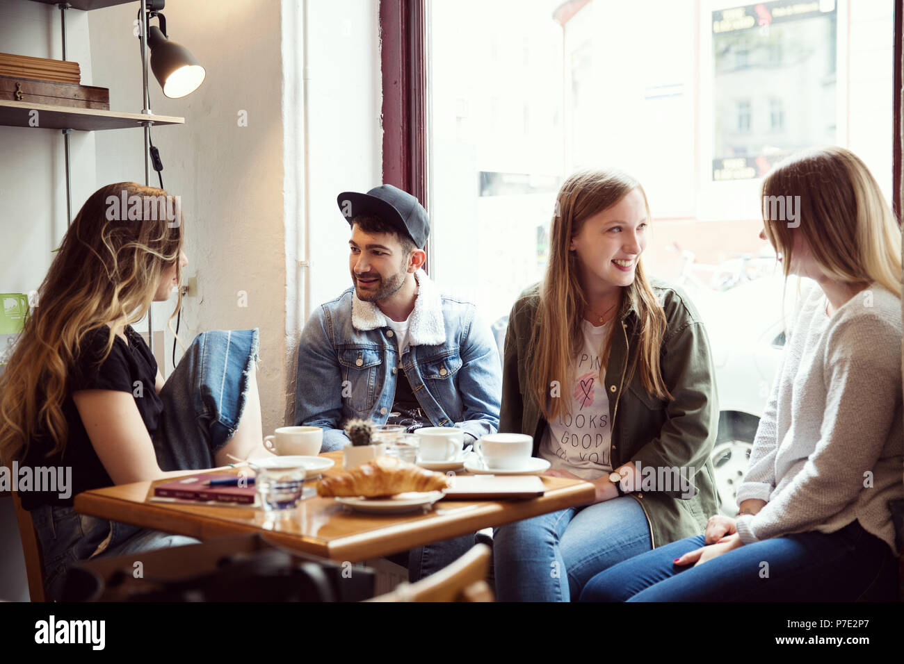 Chat talking -Fotos und -Bildmaterial in hoher Auflösung – Alamy