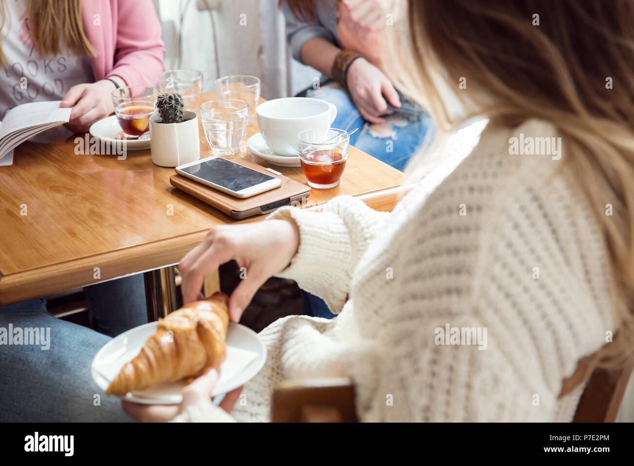 Frauen im café im chat -Fotos und -Bildmaterial in hoher Auflösung – Alamy