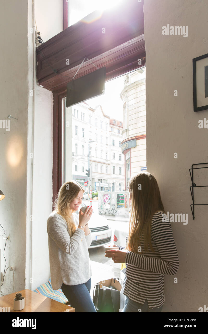 Frauen im café im chat -Fotos und -Bildmaterial in hoher Auflösung – Alamy
