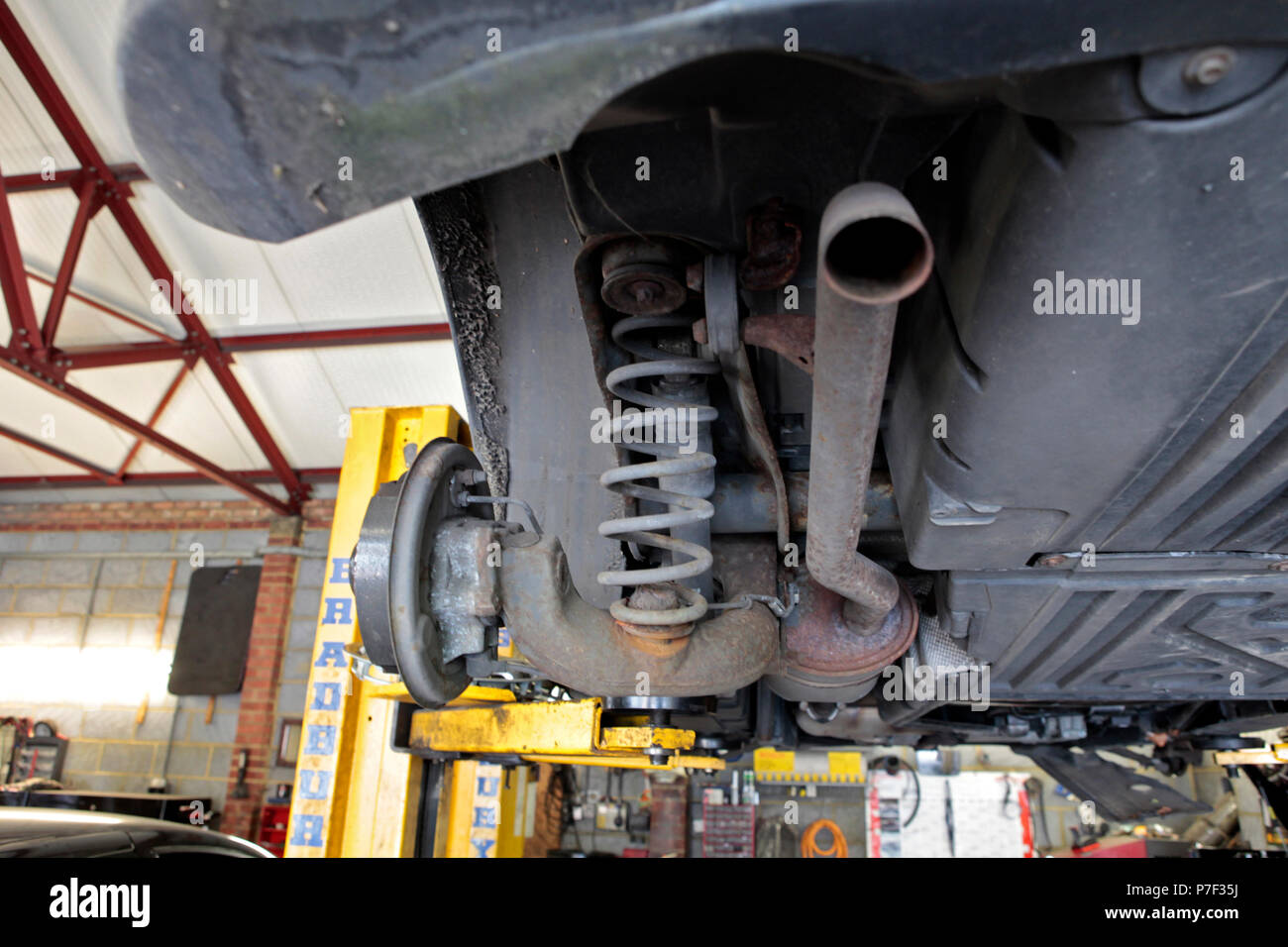 Fahrwerk von autos -Fotos und -Bildmaterial in hoher Auflösung – Alamy
