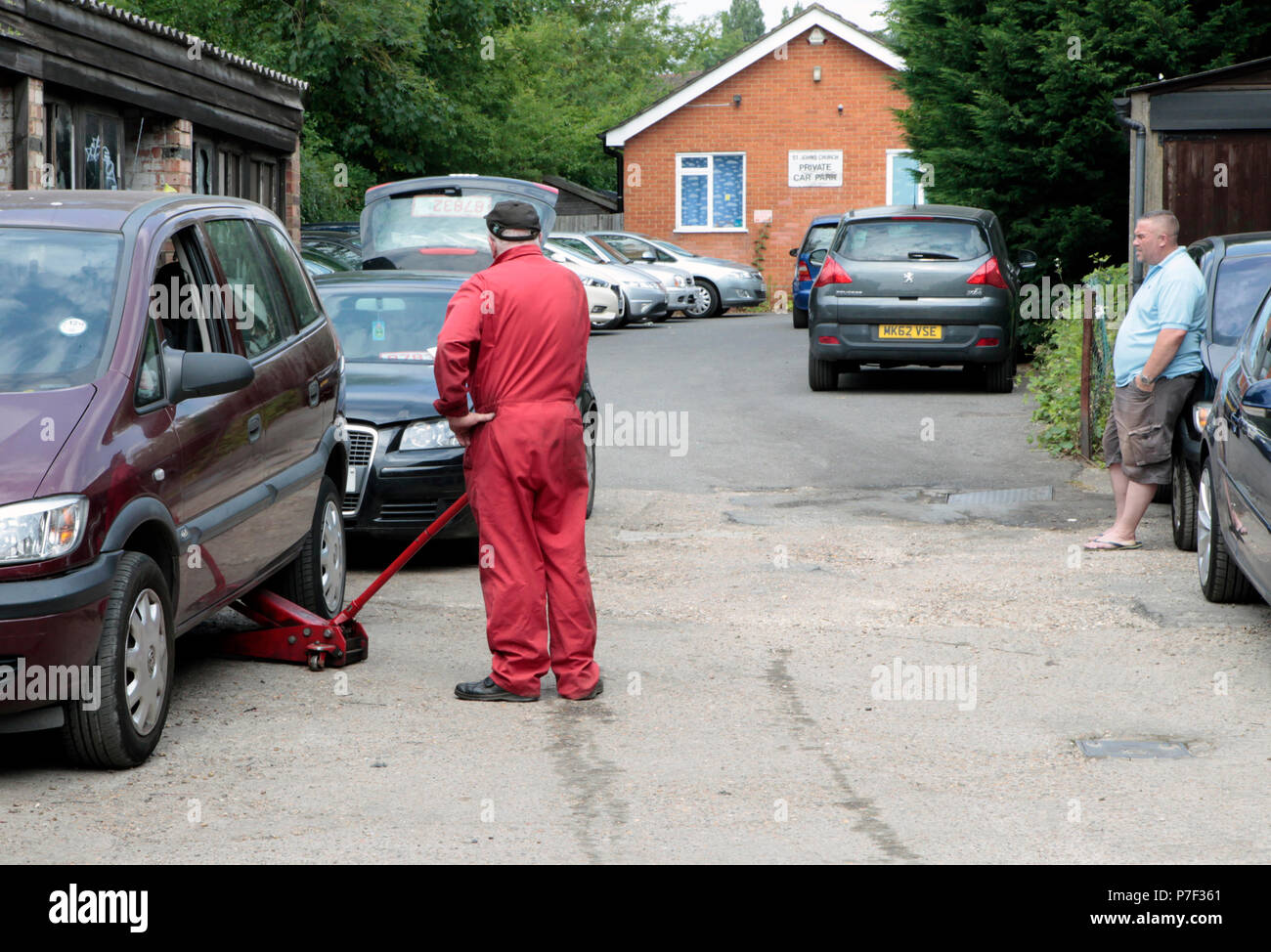 Auto autos aufbocken -Fotos und -Bildmaterial in hoher Auflösung – Alamy