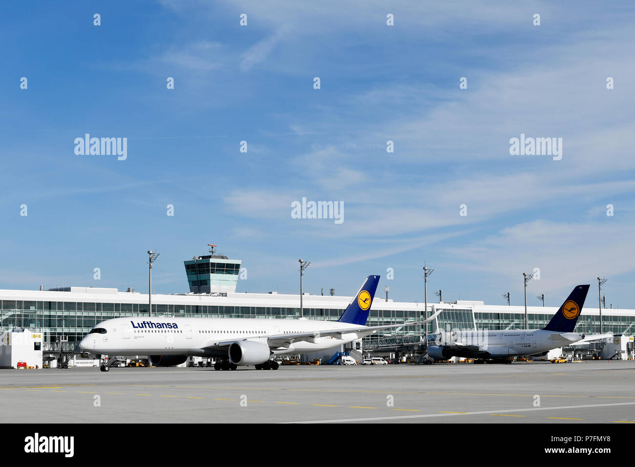 Lufthansa, Airbus A350-900 und Lufthansa, Airbus A380-800, an der Sat ...