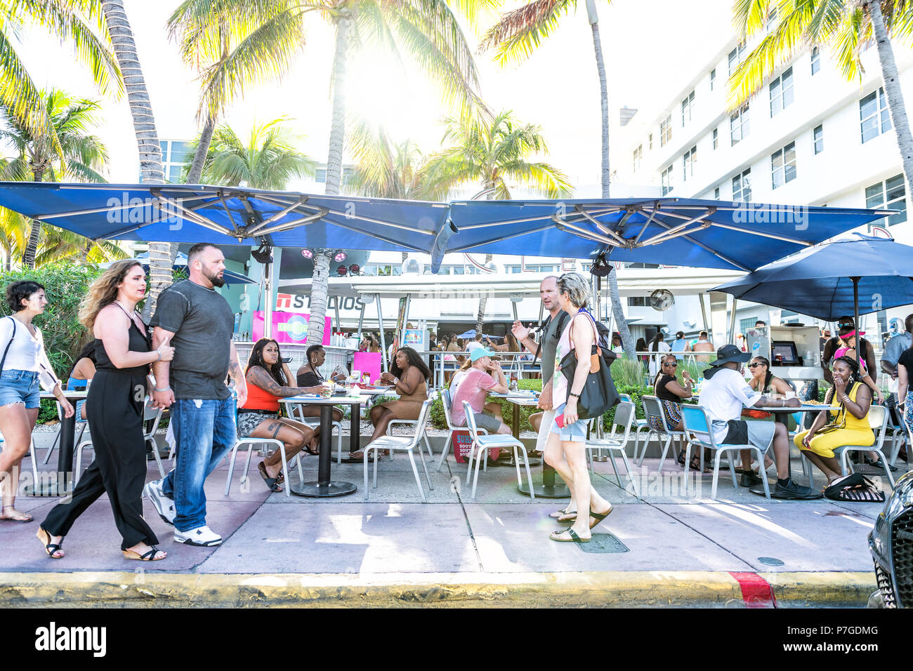 Leute sitzen an tischen der strandbar -Fotos und -Bildmaterial in hoher ...