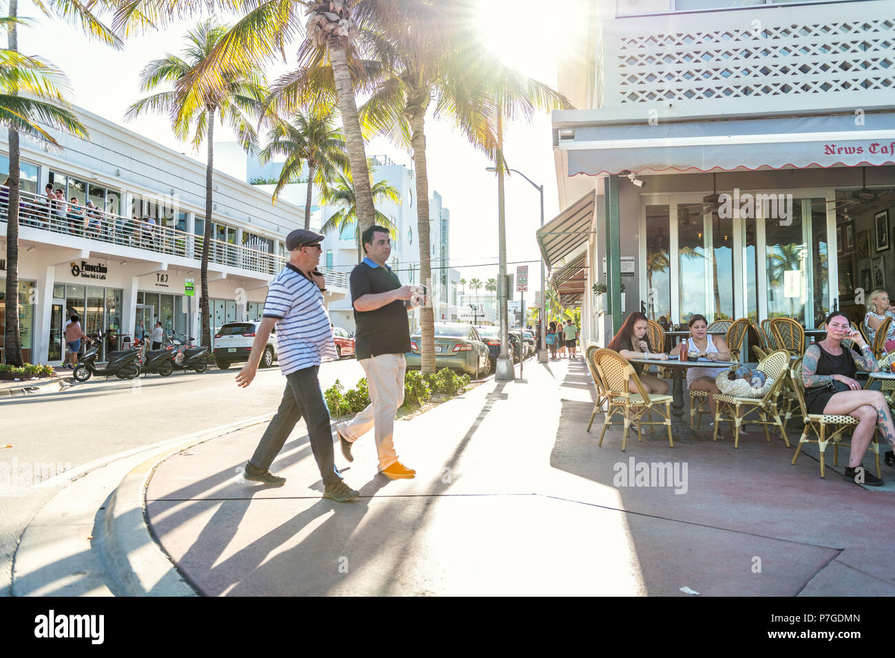 Leute sitzen an tischen der strandbar -Fotos und -Bildmaterial in hoher ...