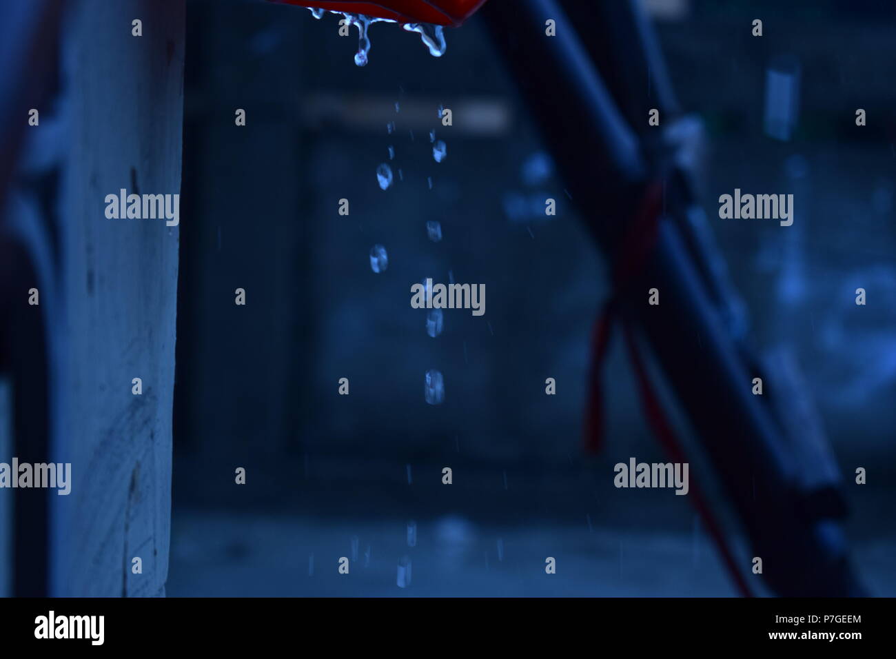 Fallender tropfen -Fotos und -Bildmaterial in hoher Auflösung – Alamy