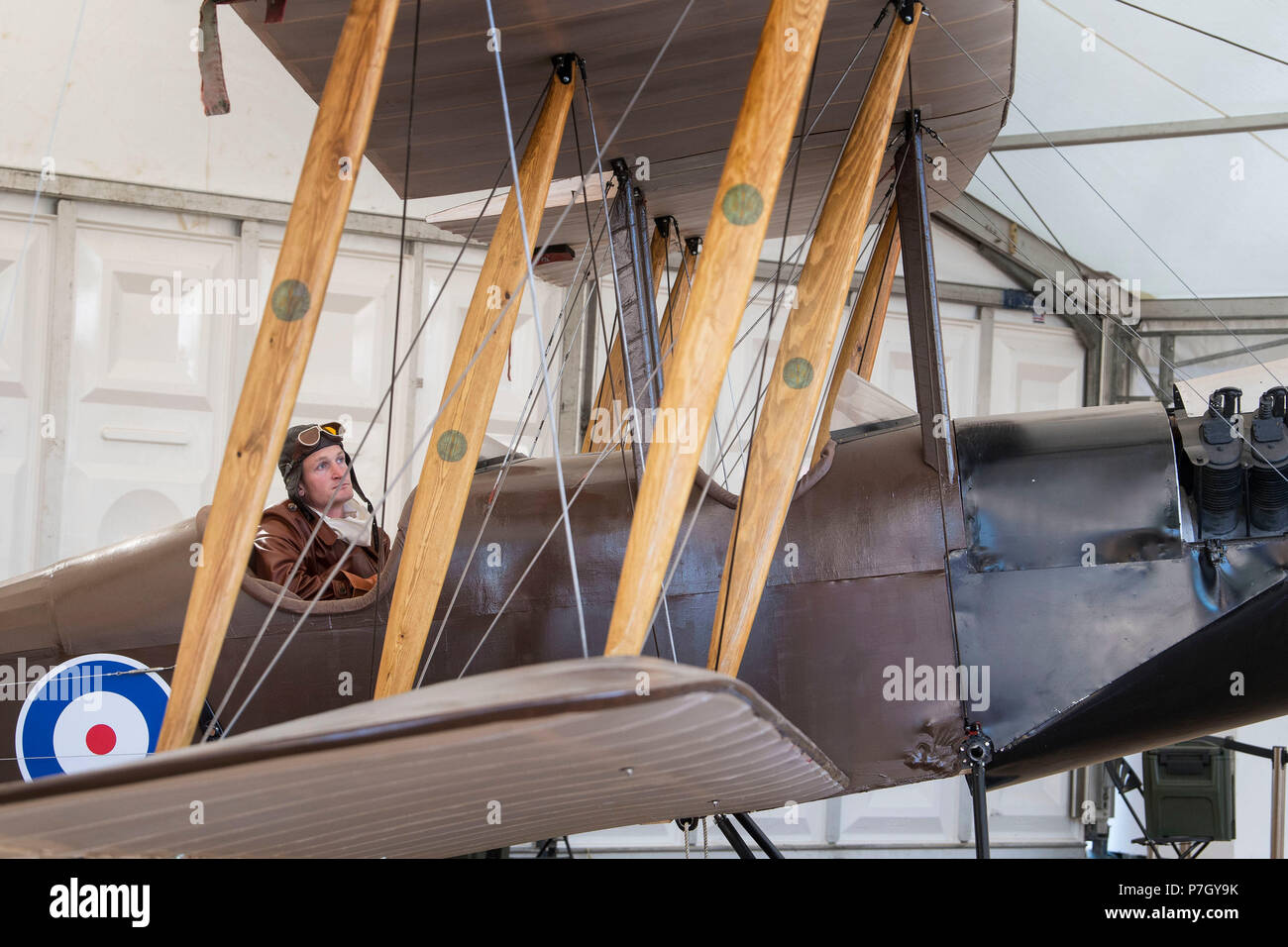 Ein reenactor schaut zu -Fotos und -Bildmaterial in hoher Auflösung – Alamy