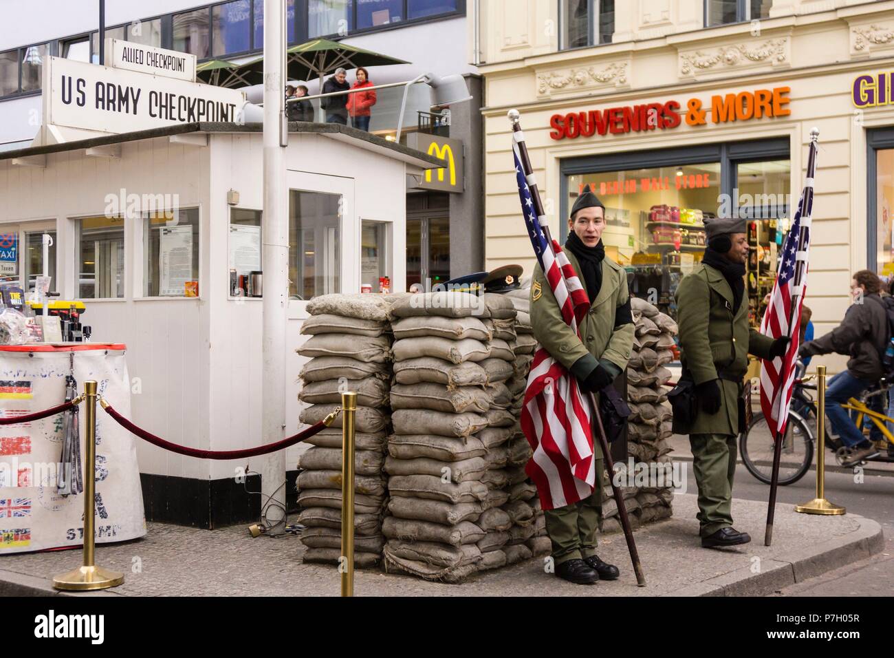 Checkpoint charlie restaurant -Fotos und -Bildmaterial in hoher ...