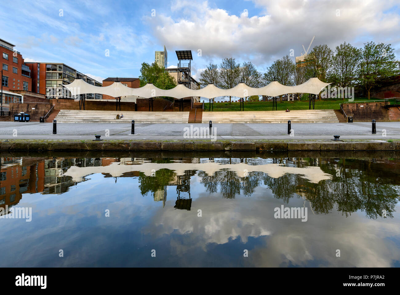 Fassade Blick von Castlefield Bowl Arena und seine Reflexion in ...
