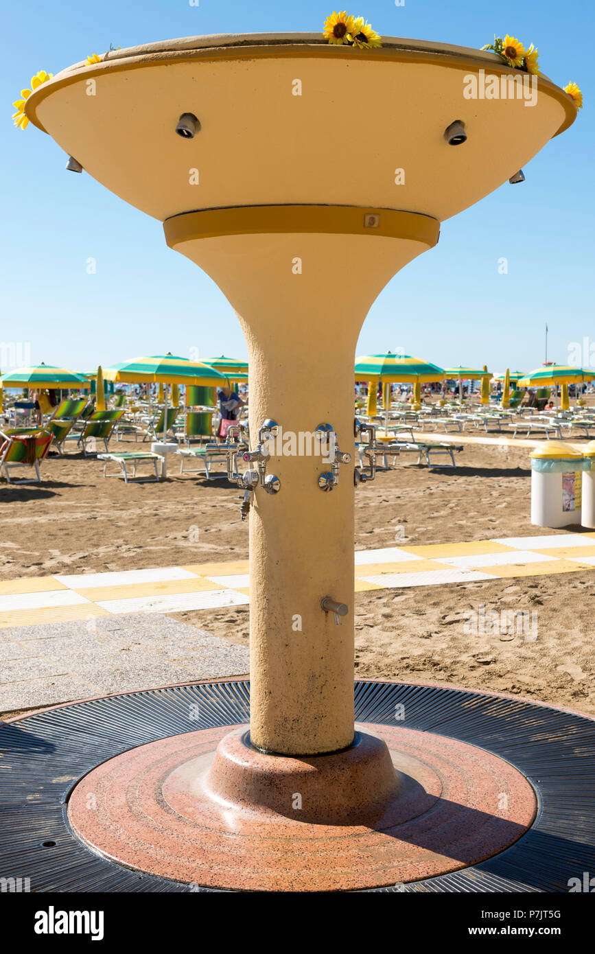 Dusche am strand -Fotos und -Bildmaterial in hoher Auflösung – Alamy