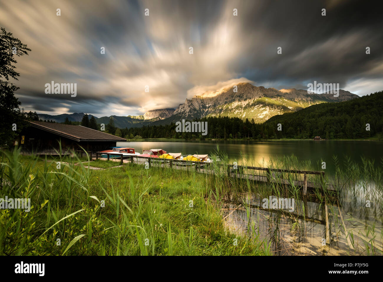 Bergsee mit bootshaus und booten -Fotos und -Bildmaterial in hoher ...