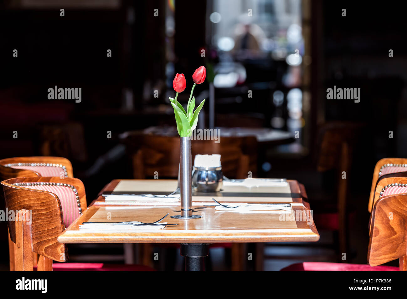 Paris cafe tabelleneinstellung -Fotos und -Bildmaterial in hoher ...