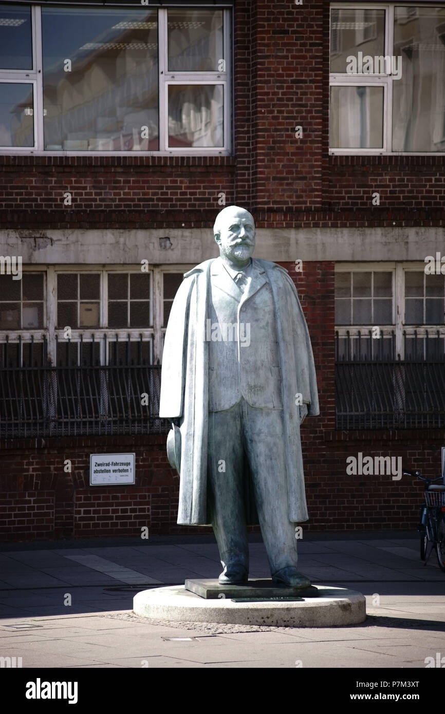Adam opel statue -Fotos und -Bildmaterial in hoher Auflösung – Alamy