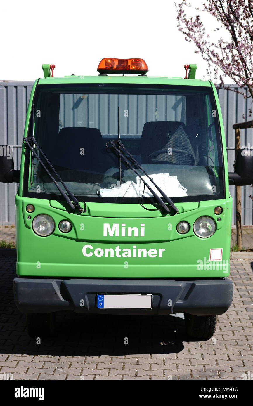 Die Vorderansicht eines kleinen Transporter oder LKW für den Transport ...