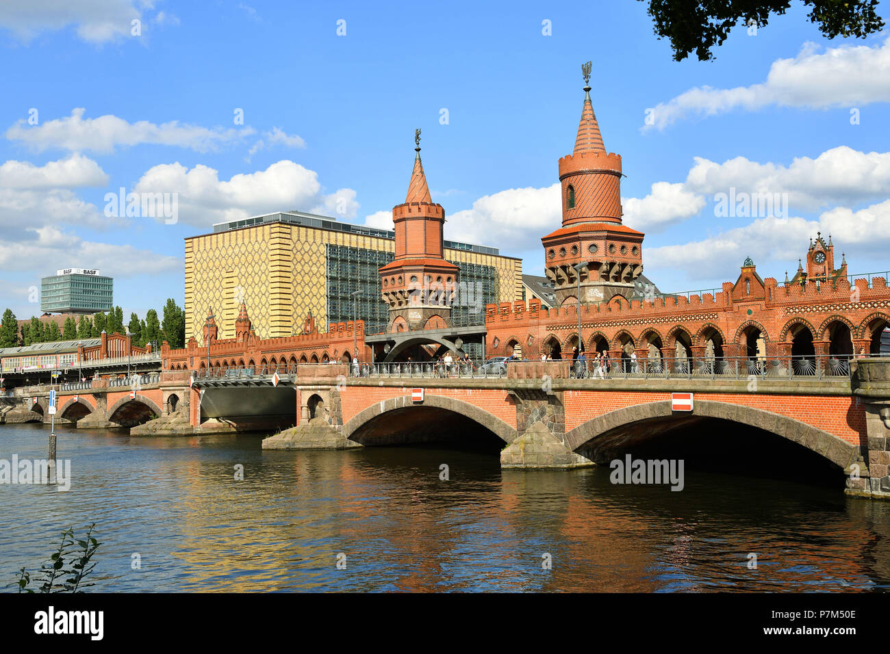 Bridge over spree river -Fotos und -Bildmaterial in hoher Auflösung – Alamy