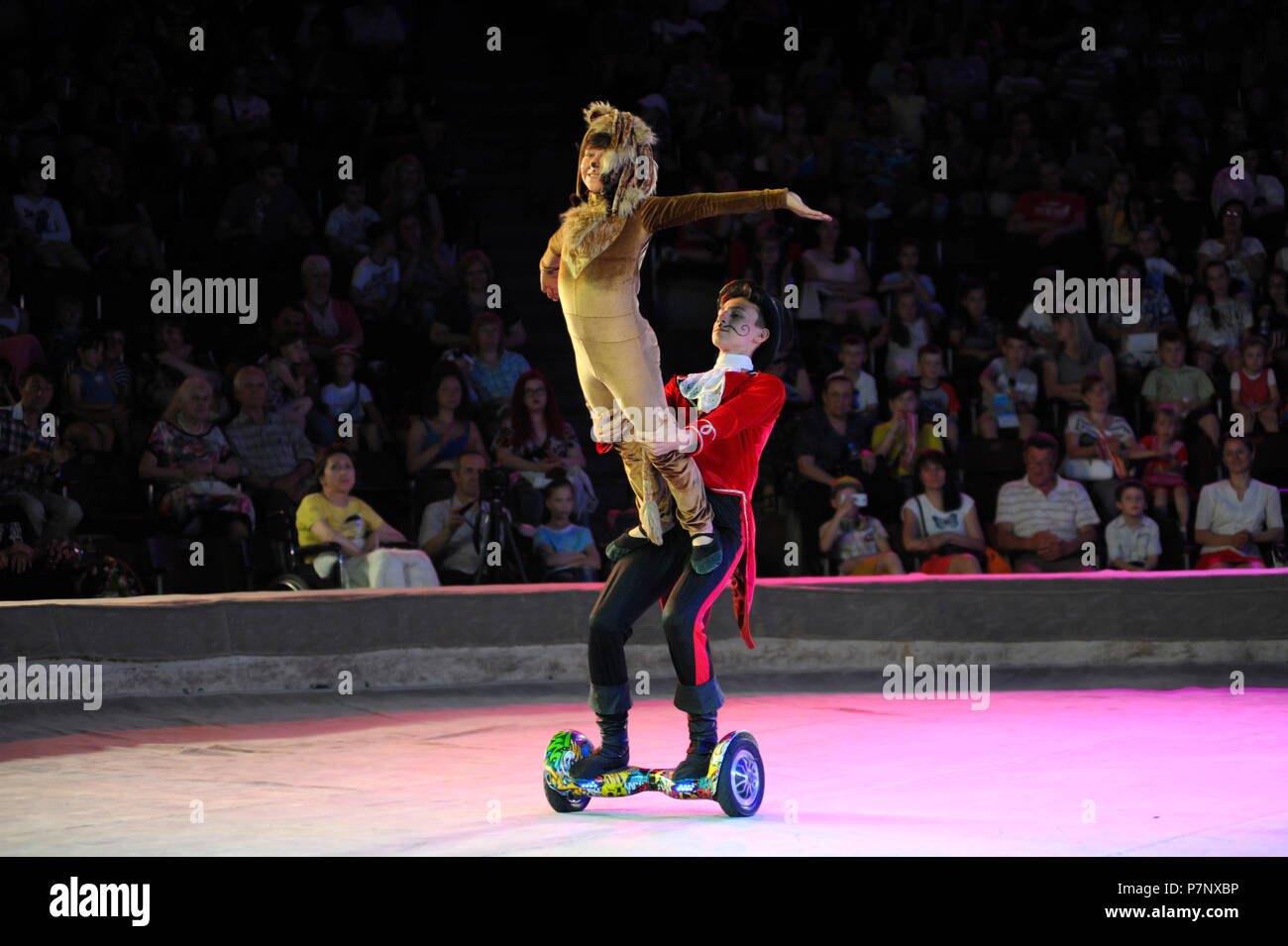 Circus clowns ring -Fotos und -Bildmaterial in hoher Auflösung – Alamy