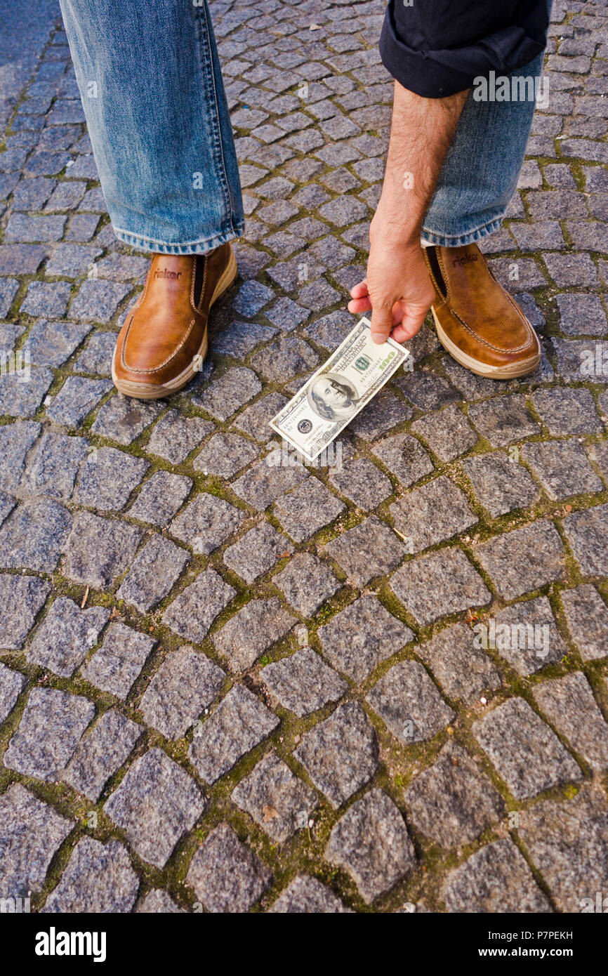 Geld am boden finden -Fotos und -Bildmaterial in hoher Auflösung – Alamy