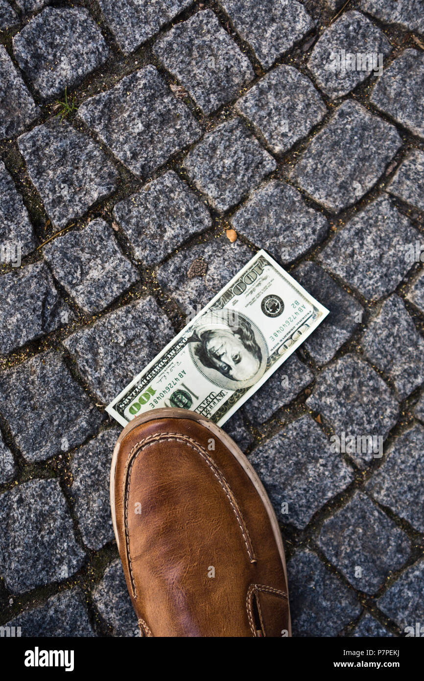 Geld am boden finden -Fotos und -Bildmaterial in hoher Auflösung – Alamy