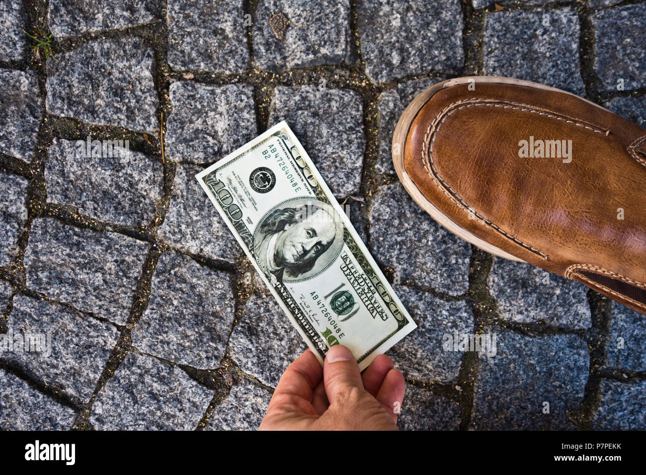 Geld am boden finden -Fotos und -Bildmaterial in hoher Auflösung – Alamy