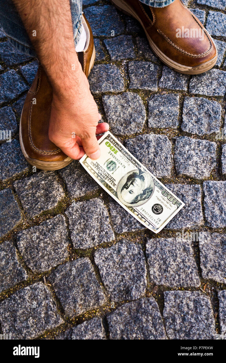 Geld am boden finden -Fotos und -Bildmaterial in hoher Auflösung – Alamy