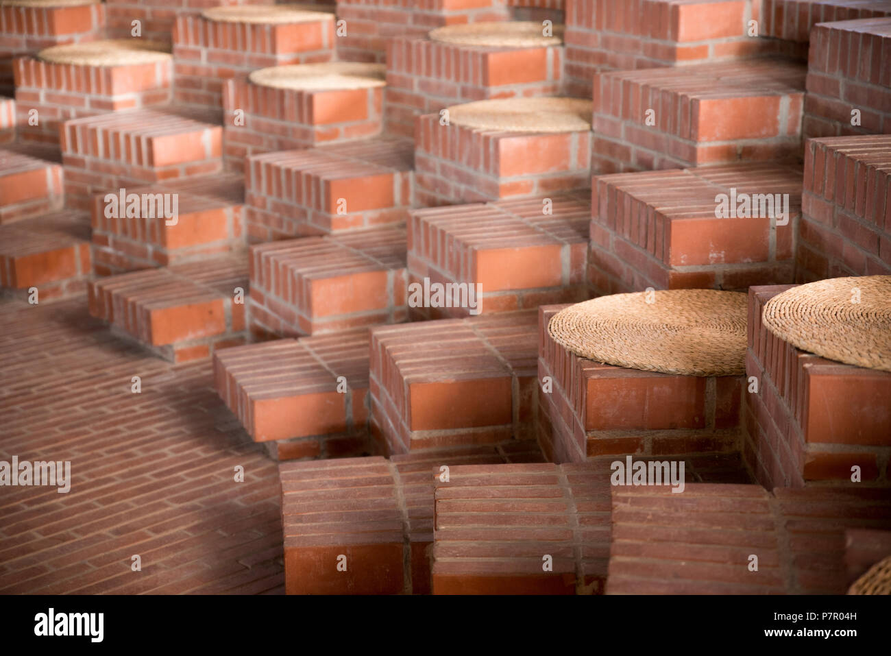 Brick architecture -Fotos und -Bildmaterial in hoher Auflösung – Alamy