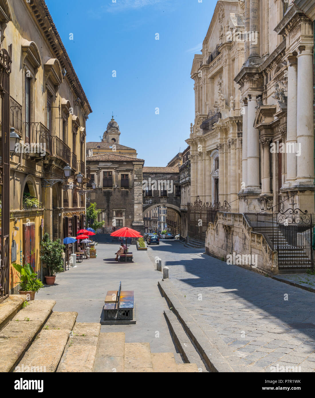 Italy sicily catania street people -Fotos und -Bildmaterial in hoher ...