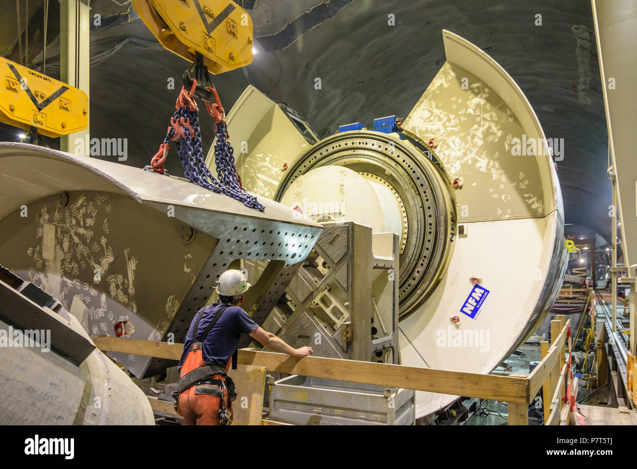 Spital am Semmering: Montage der Tunnelbohrmaschine (Tunnelbohrmaschine) der Firma NFM ...