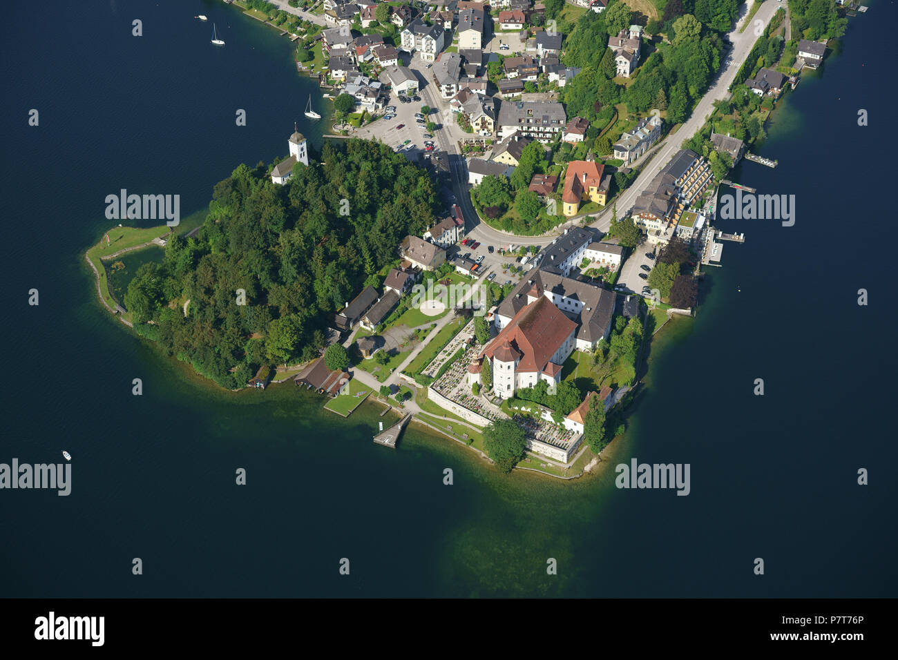 LUFTAUFNAHME. Malerisches Dorf Traunkirchen am Traunsee. Bezirk Gmunden ...