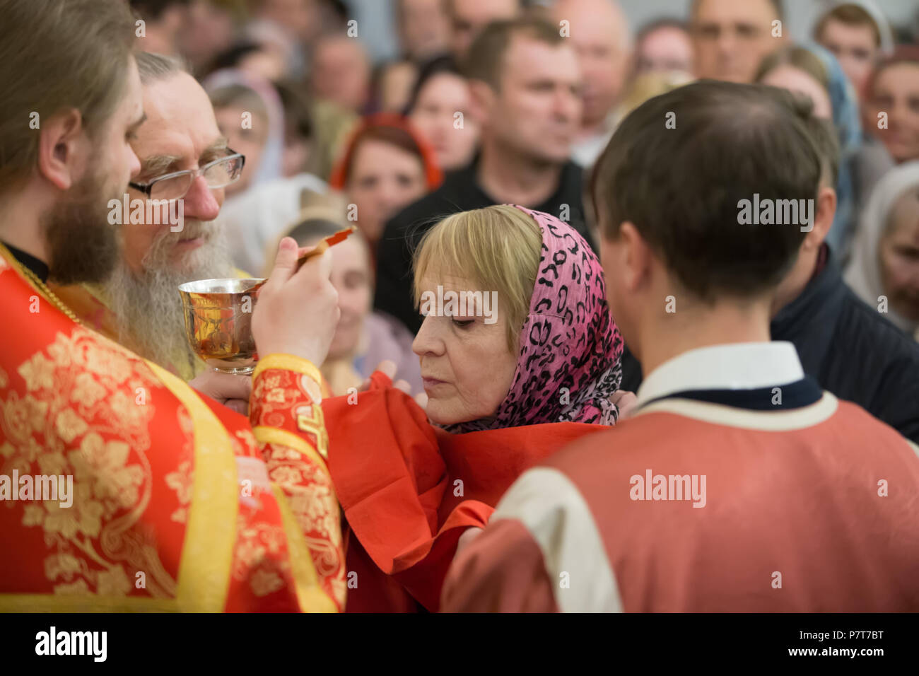 Orthodox church praying hands woman -Fotos und -Bildmaterial in hoher ...