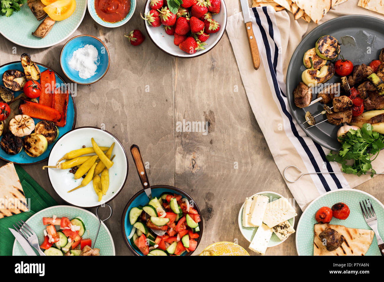 Rahmen aus verschiedenen Essen Kochen auf dem Grill. Shish Kebab ...