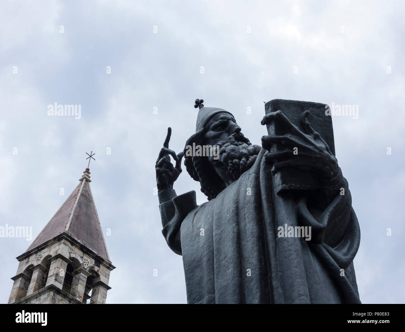 Statue des Gregor von Nin von Ivan Meštrovic in Split Stockfotografie ...