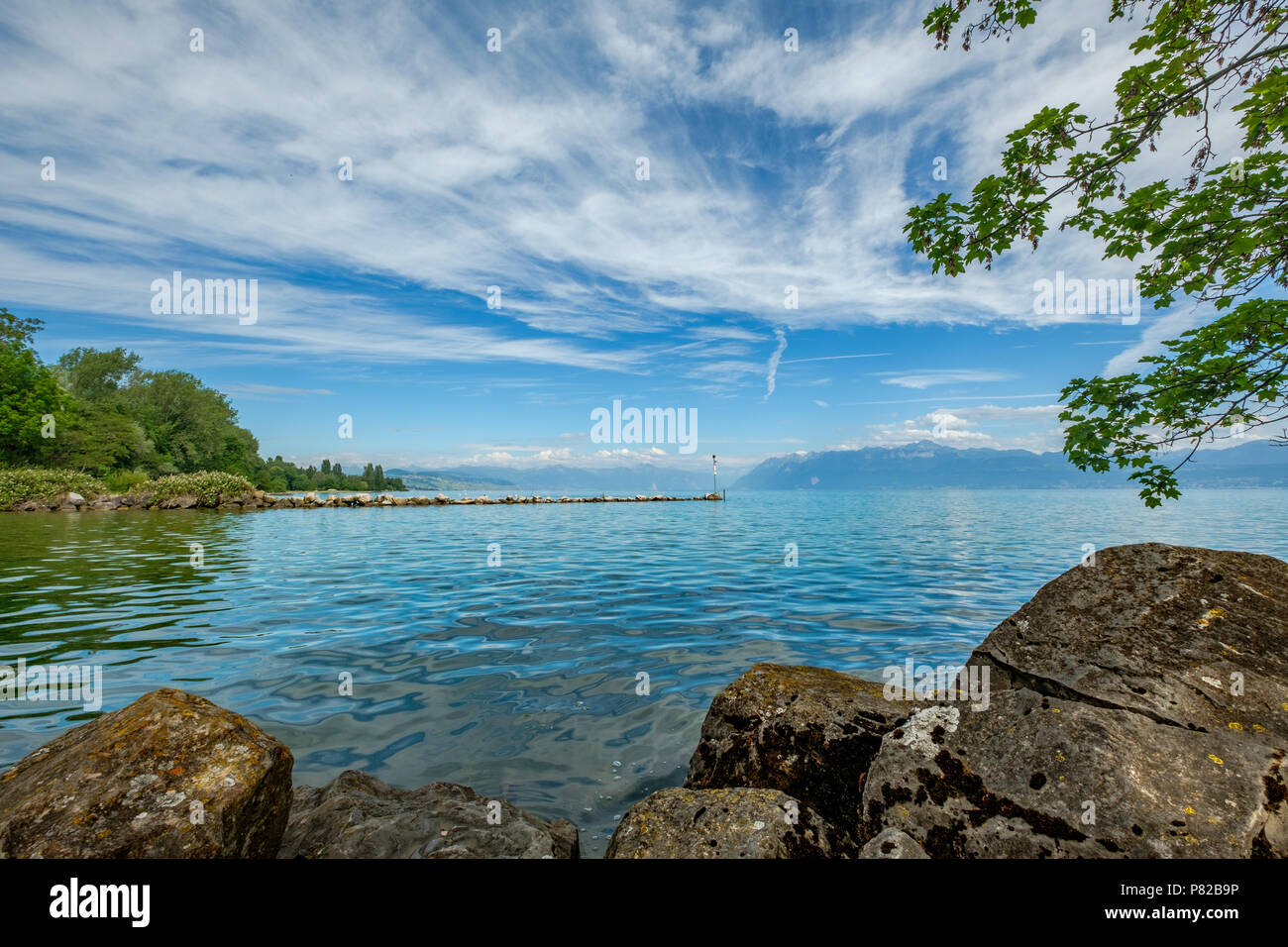 Genfer See aus Preverenges, Waadt, Schweiz. Der Fluss La Venoge hier ...