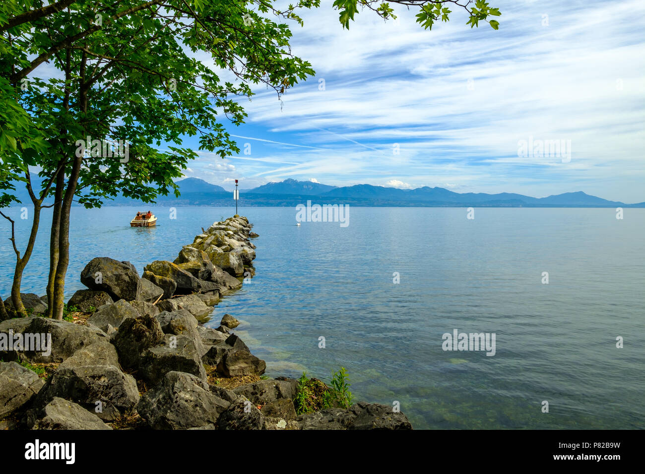 Genfer See aus Preverenges, Waadt, Schweiz. Der Fluss La Venoge hier ...