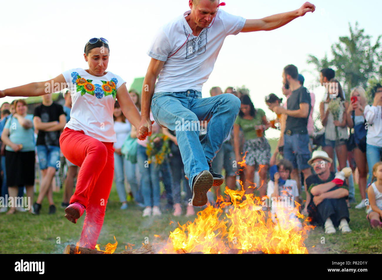 Menschen springen -Fotos und -Bildmaterial in hoher Auflösung – Alamy