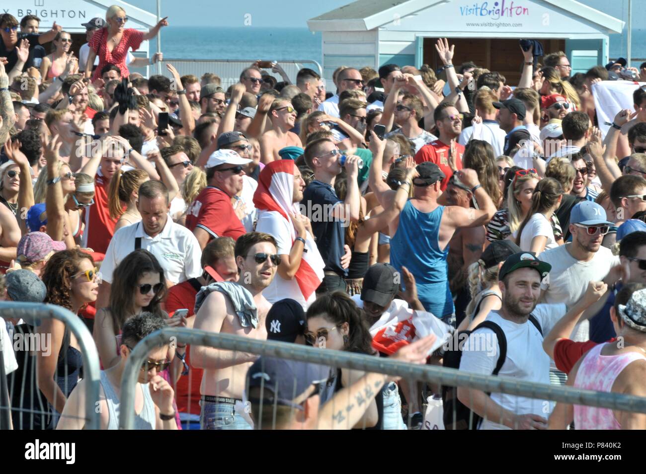 Fußball-Fans auf Brighton Beach Stockfotografie - Alamy