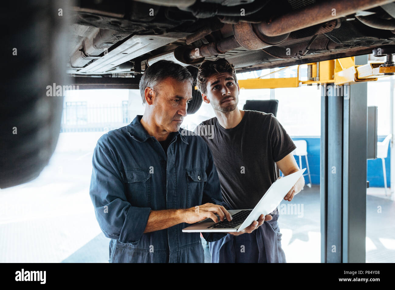 Arbeiten unter einem fahrzeug -Fotos und -Bildmaterial in hoher ...