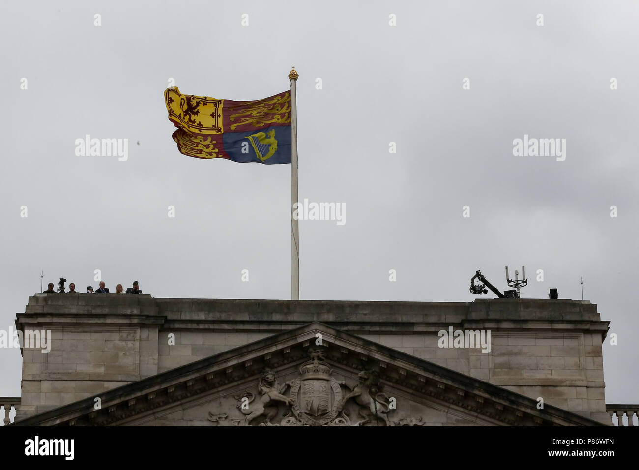 Flag above buckingham palace london -Fotos und -Bildmaterial in hoher ...