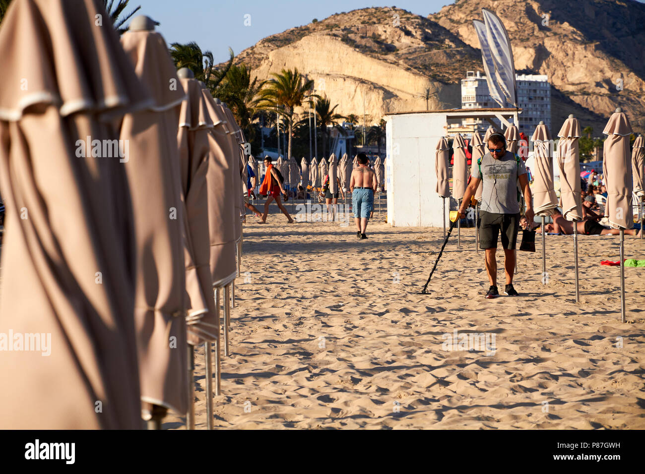 Wimmelbild strand -Fotos und -Bildmaterial in hoher Auflösung – Alamy