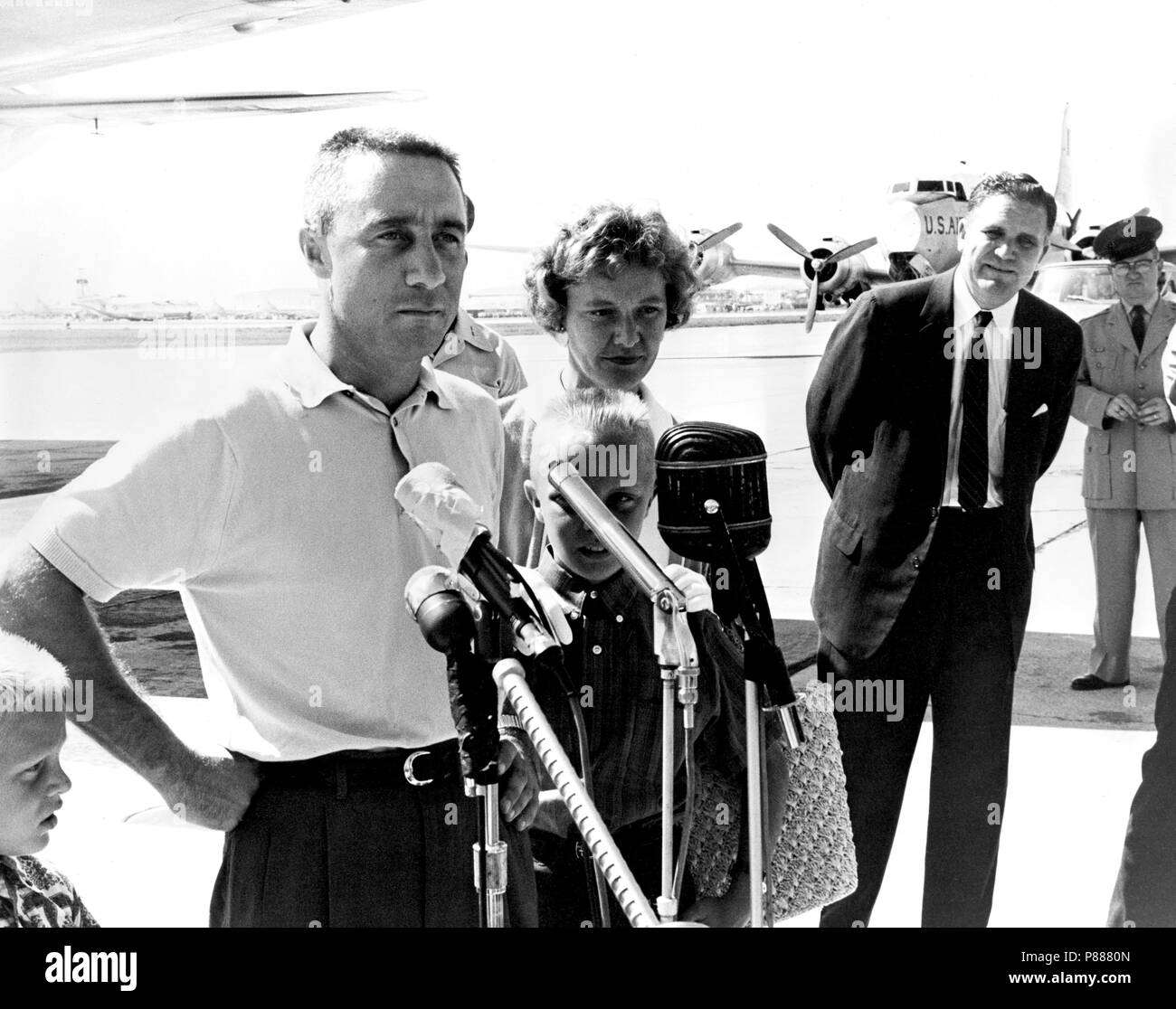 Astronaut Virgil I. (GUS) Grissom und seine Familie sind am Flughafen ...
