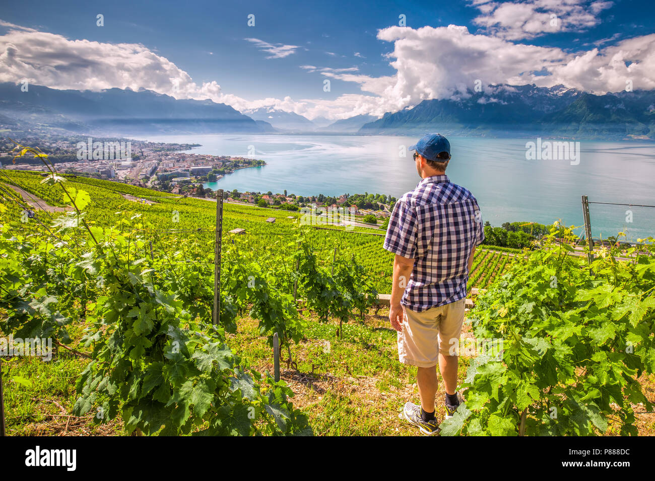 Panorama der Stadt Montreux mit der Schweizer Alpen, den Genfer See und ...