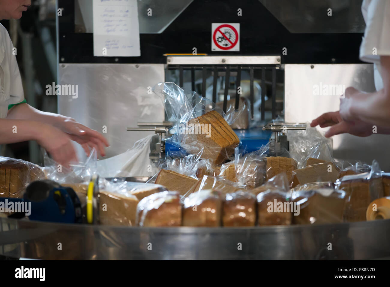 Conveyor belt factory food workers -Fotos und -Bildmaterial in hoher ...