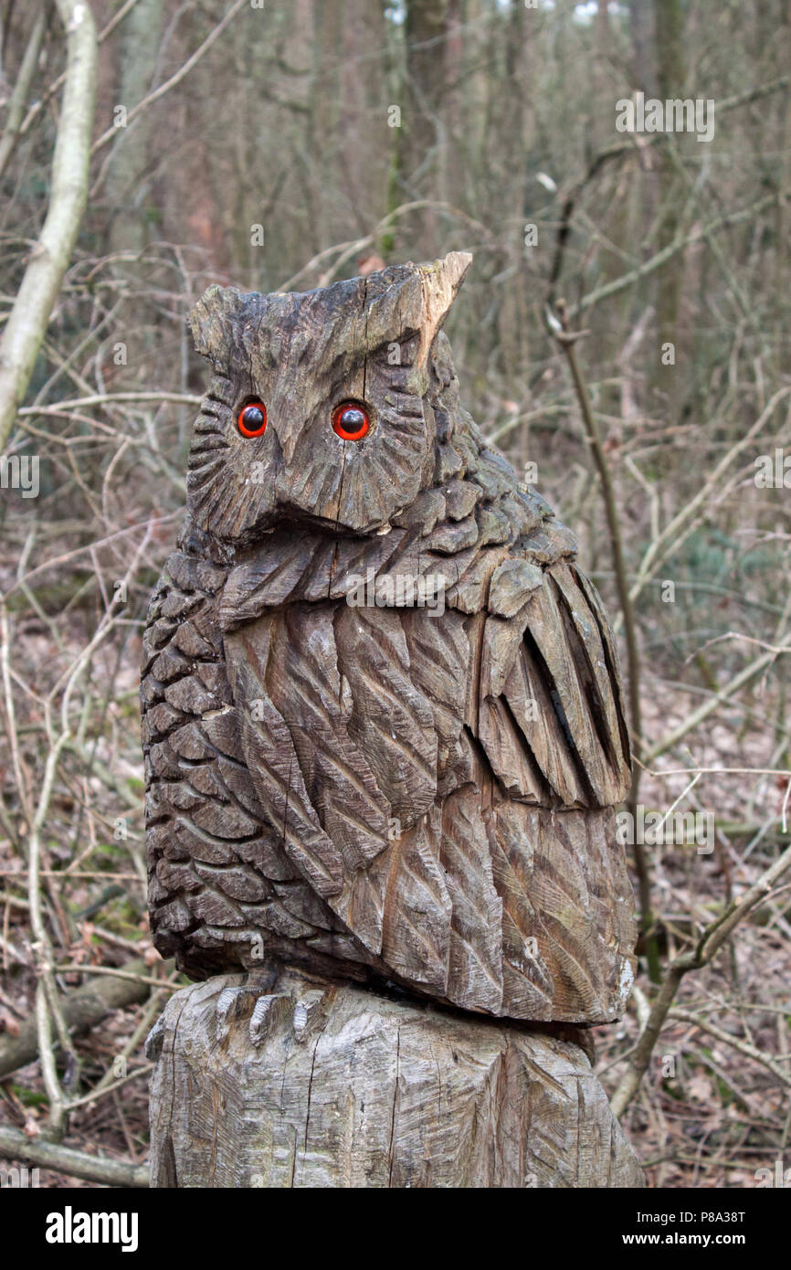 Schnitzen im wald -Fotos und -Bildmaterial in hoher Auflösung – Alamy