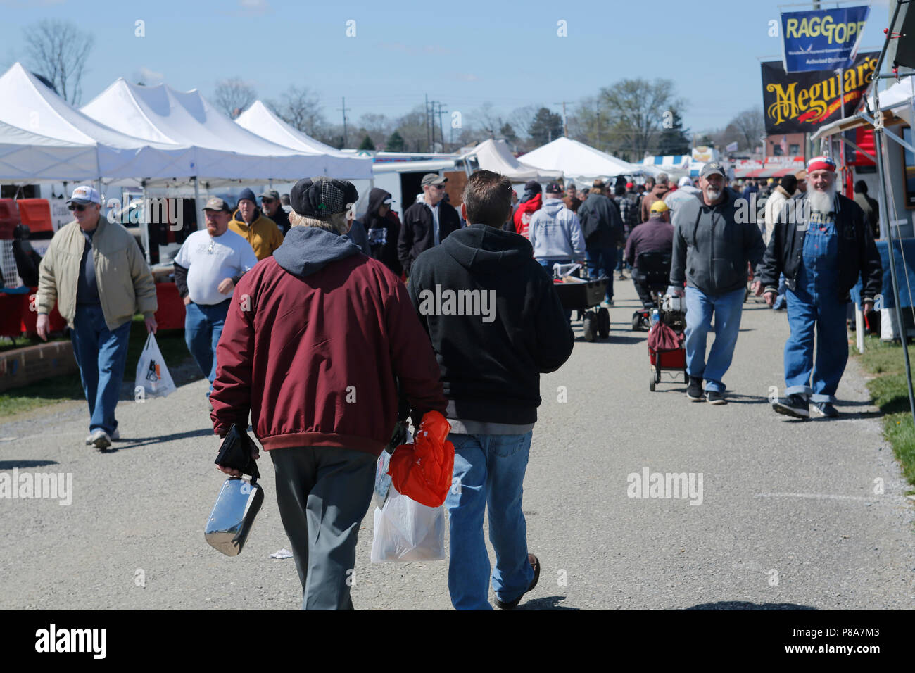 Einkaufen für einen swap meet deal -Fotos und -Bildmaterial in hoher ...