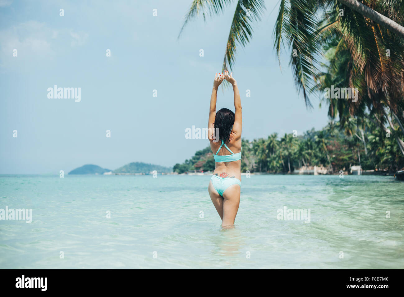 Schlankes mädchen im bikini -Fotos und -Bildmaterial in hoher Auflösung - Seite 2 - Alamy