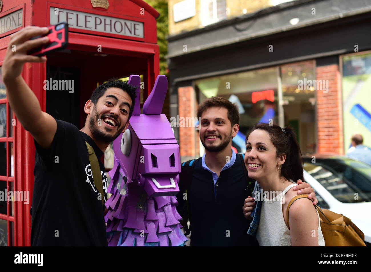 Die Menschen nehmen eine selfie mit einem Fortnite Beute Llama in einem ...