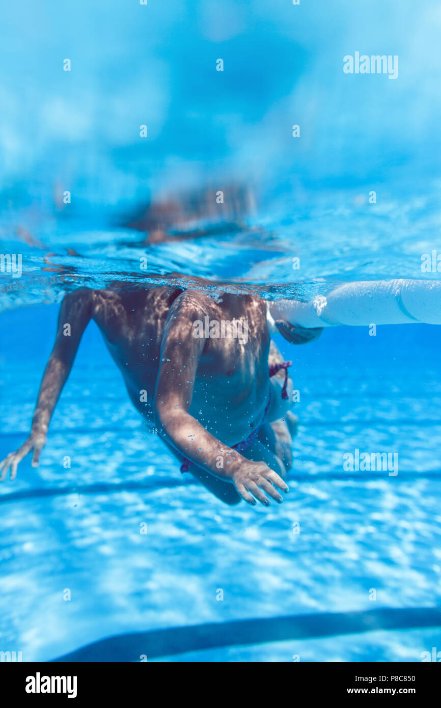 Girls unter wasser in pool -Fotos und -Bildmaterial in hoher Auflösung ...