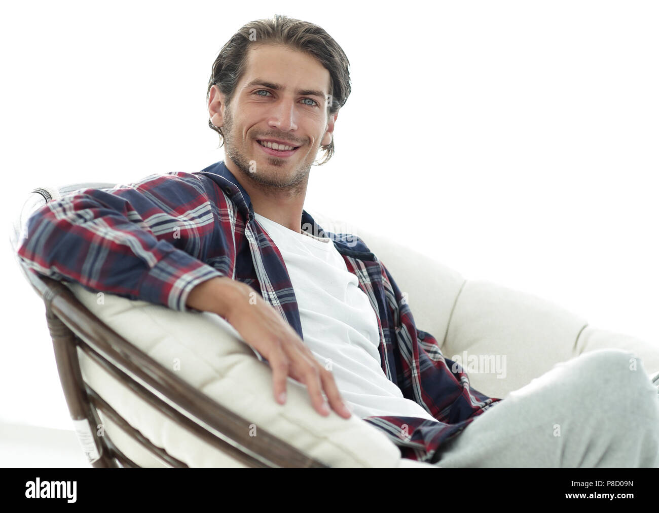 Close-up mit einem lächelnden Kerl seinen Hund streicheln, während sie ...