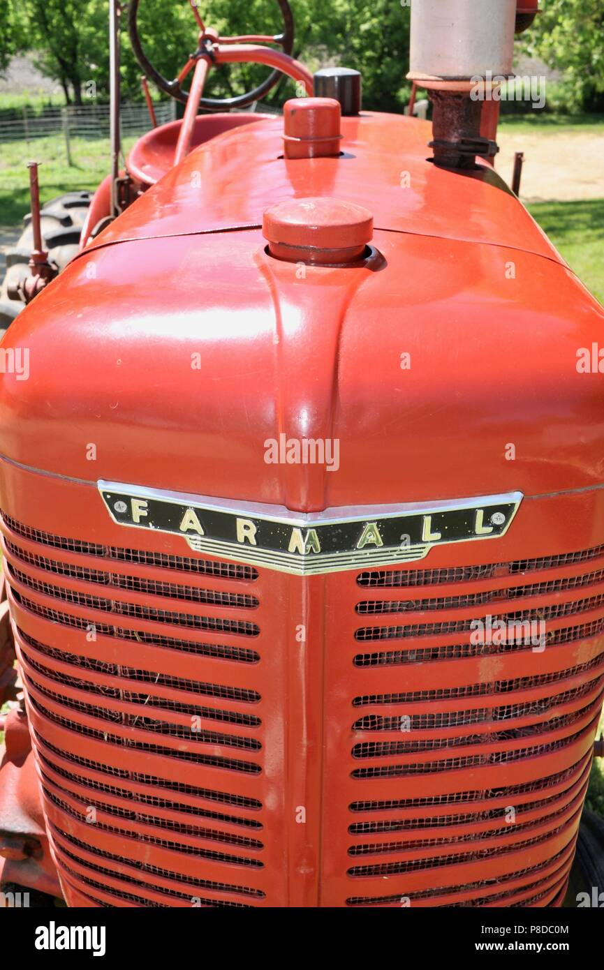 Roter traktor hautnah -Fotos und -Bildmaterial in hoher Auflösung – Alamy