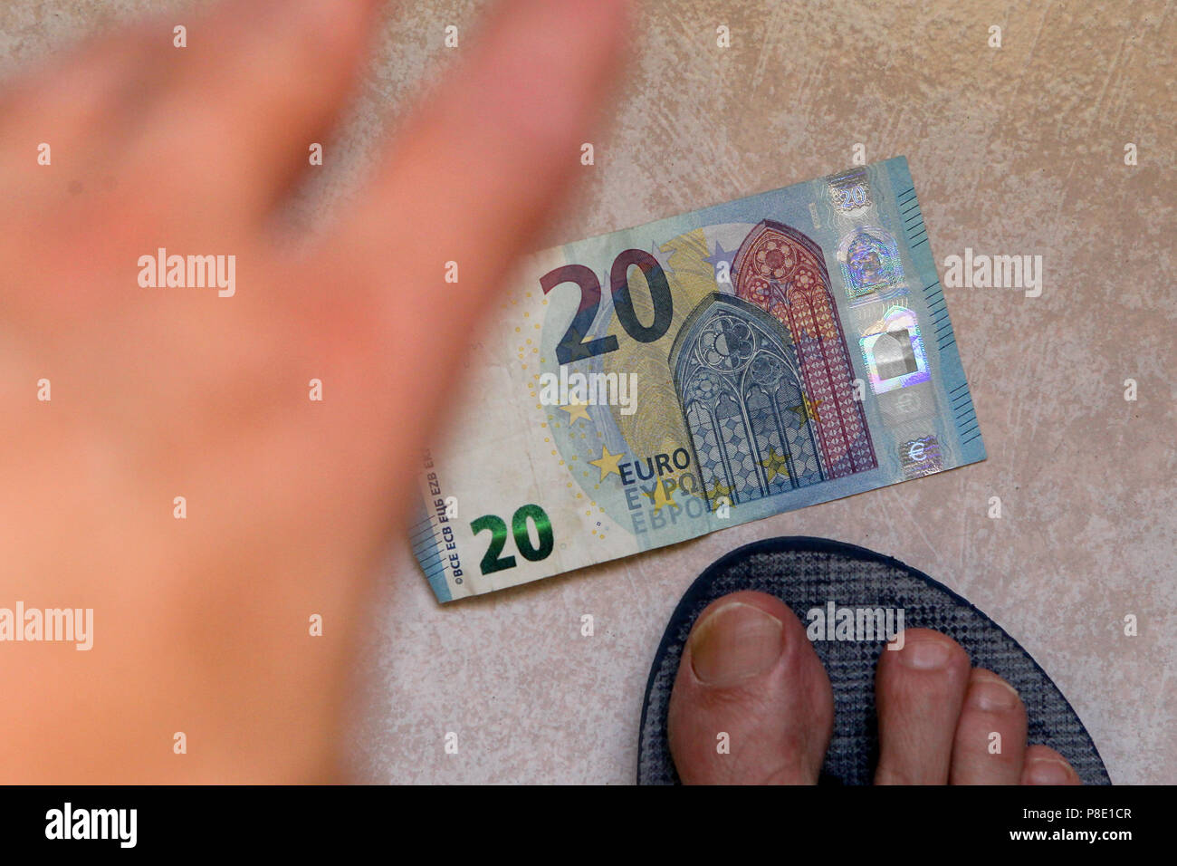 Geld am boden finden -Fotos und -Bildmaterial in hoher Auflösung – Alamy